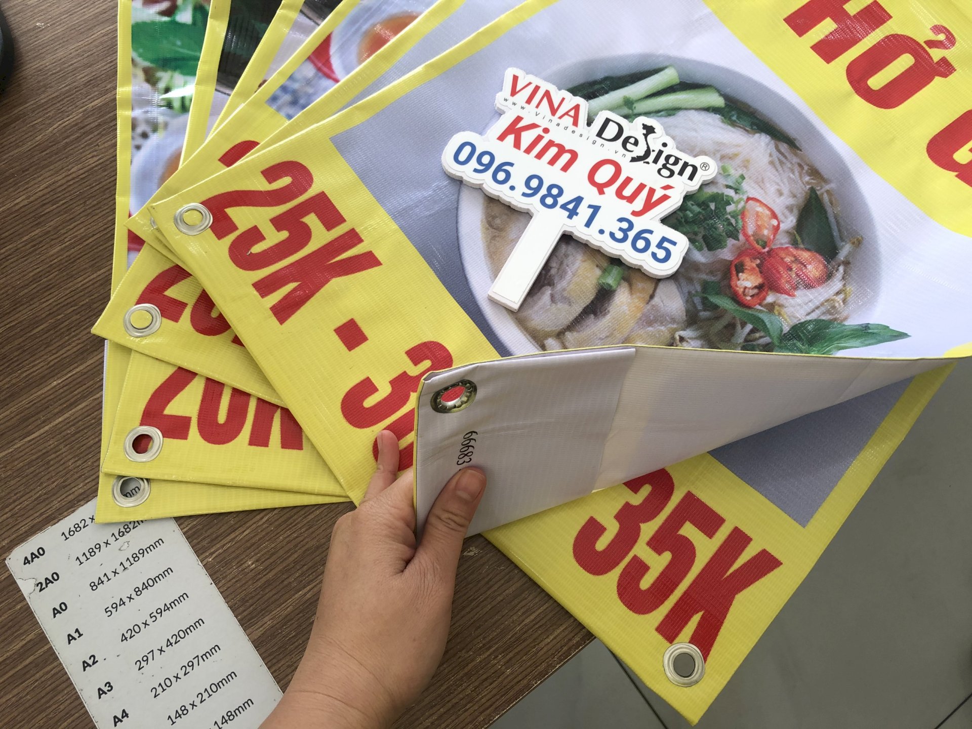 In menu giá bún bò, phở gà bình dân 25k - 30k - 35k treo xe đẩy bán đồ ...