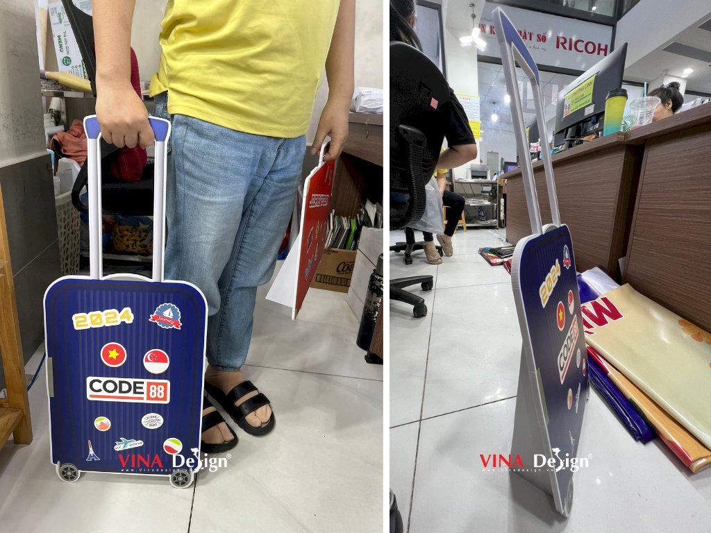 In standee PP mô hình vali kéo, mô hình formex để bàn có chân đứng mặt ...