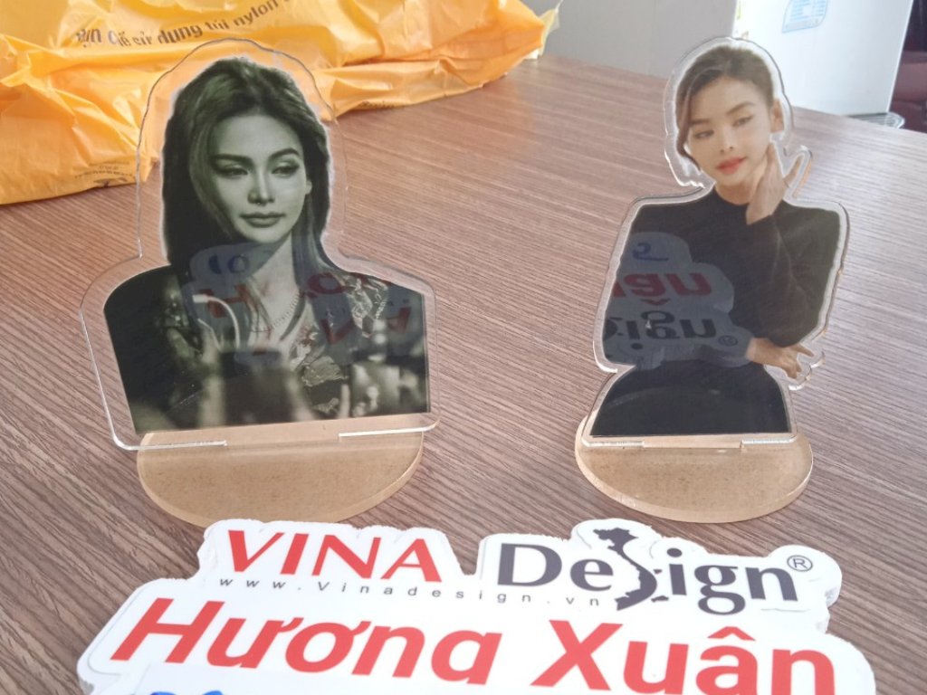 In tượng Mica ảnh chân dung, standee Mica trong suốt chân dung người ...
