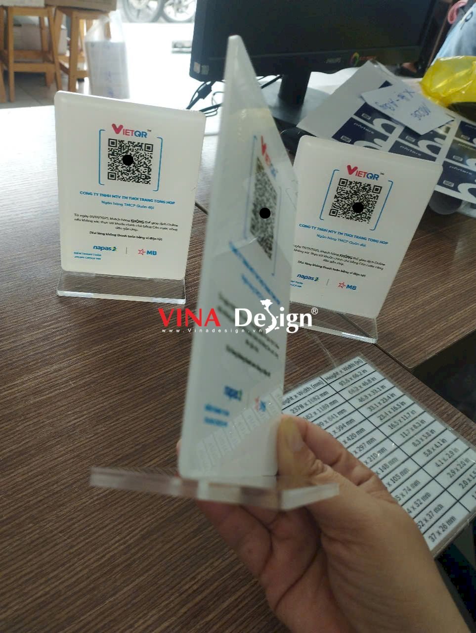 In mã QR Code lên standee mica trong để bàn - VND903
