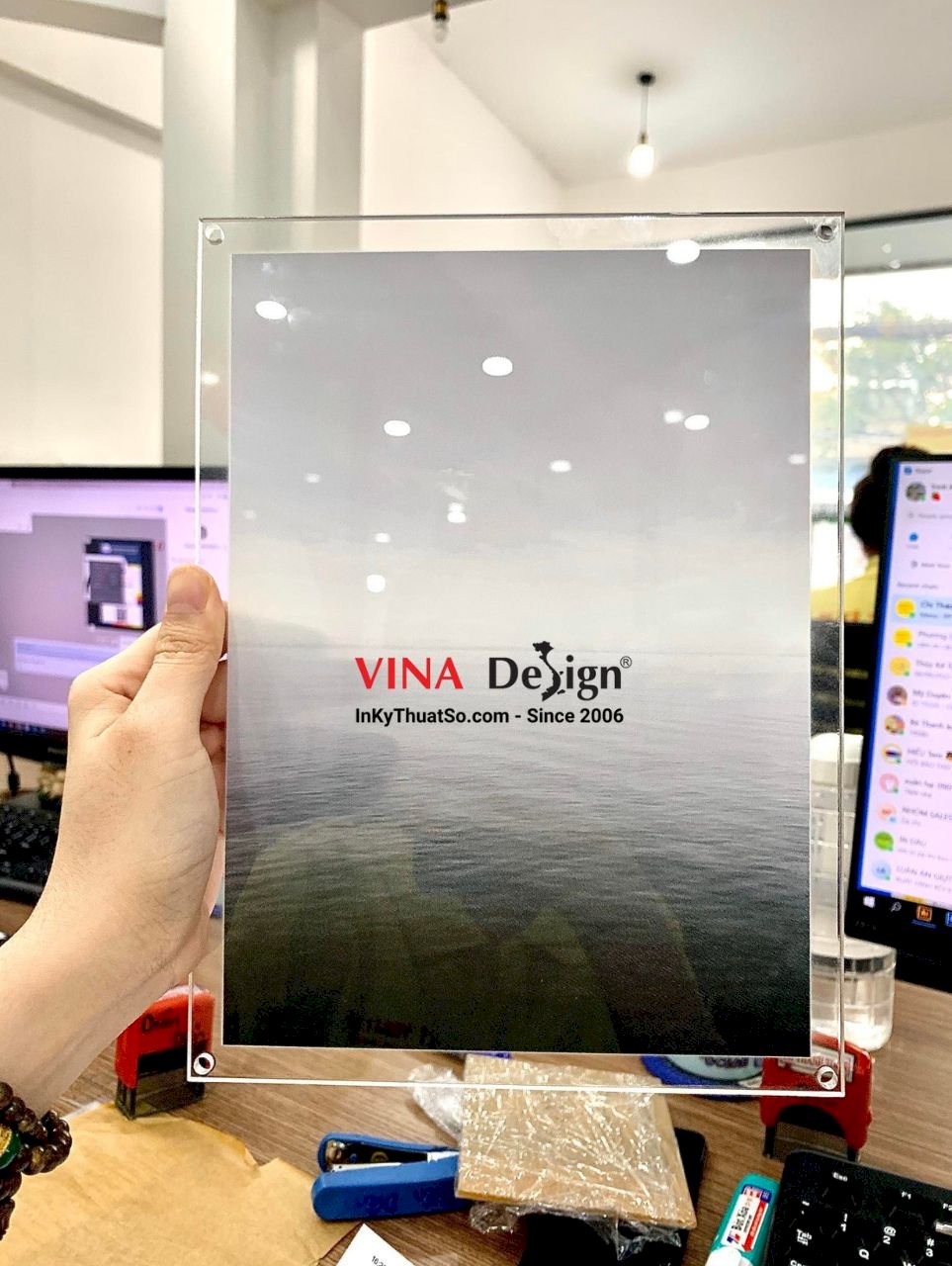 In tranh Mica in UV, bấm lỗ tròn bắt vít treo 4 góc - VND987